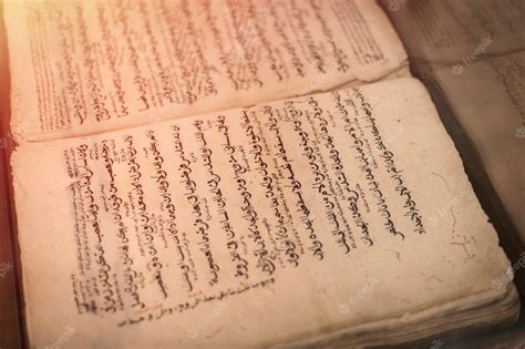 Старая книга на арабском языке. фон, текстура | Премиум Фото