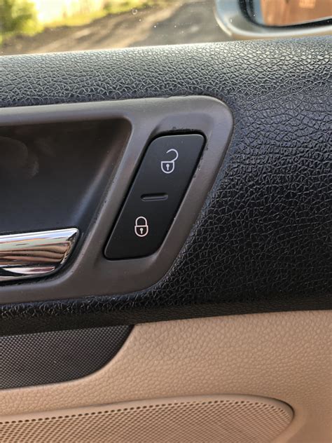 Замена кнопки блокировки дверей — Volkswagen Jetta V, 2,5 л, 2005 года ...