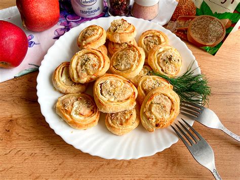 Плюшки з куркою та сиром: рецепт з фото покроково