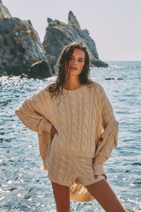 Stradivarius apuesta en su nueva colección por un otoño de básicos ...