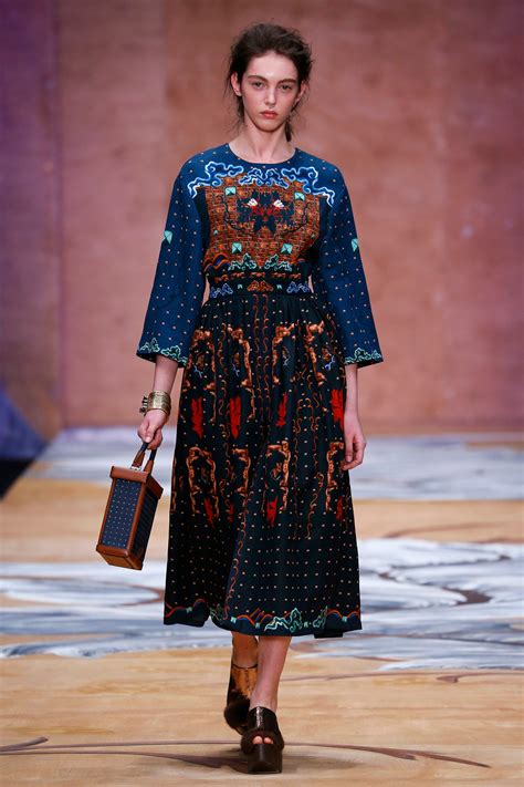 Alena Akhmadullina Russia Fall 2016 Collection Photos - Vogue
