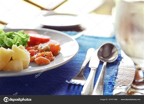 Тарелка с вкусной едой на столе стоковое фото ©belchonock 167471466