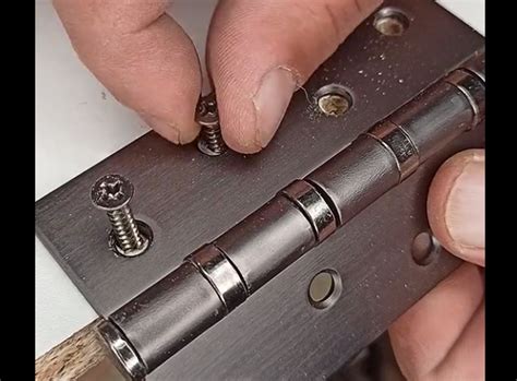 Необычный способ крепления дверной петли