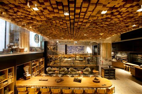 Кофейня Starbucks в стиле банка в Амстердаме