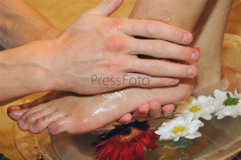 Фотография на тему Мужские руки, моющие женские ноги в тазу с водой и ...