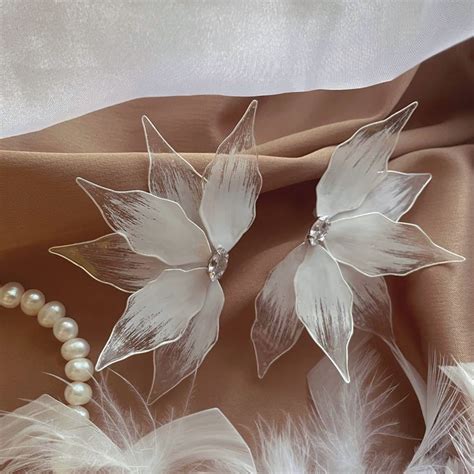 Акцентные серьги | Flower resin jewelry, Simple embroidery designs ...