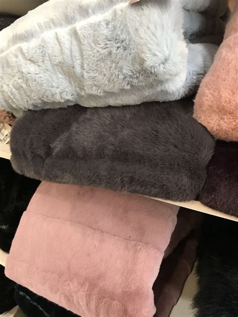 Искусственный мех. Ткани в наличии | Throw pillows, Fabric, Pillows