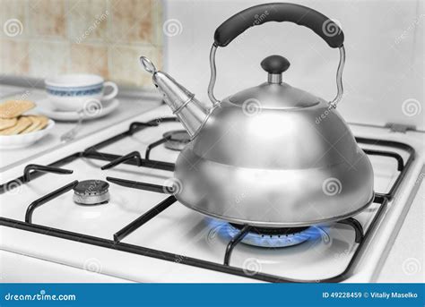 Чайник на газовой плите стоковое изображение. изображение насчитывающей ...