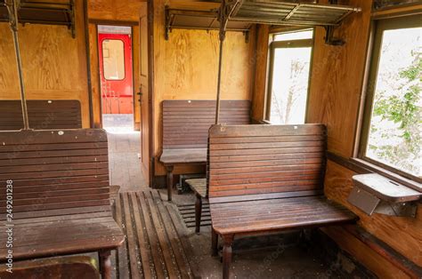 Blick in ein altes Zugabteil mit Holzsitzen und Ablagen Stock Photo ...