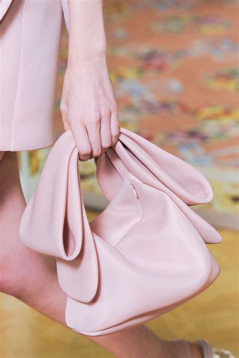 Simone Rocha Spring 2016 Runway Pictures | Аксессуары для сумок, Сумки ...