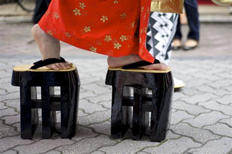 Zori shoes in Japan | Japanese women, Japanese costume, Zori