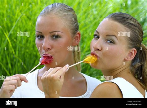 Zwei junge Frauen Maedchen lutschen an Lollys Lutscher Portrait Stock Photo, Royalty Free Image ...