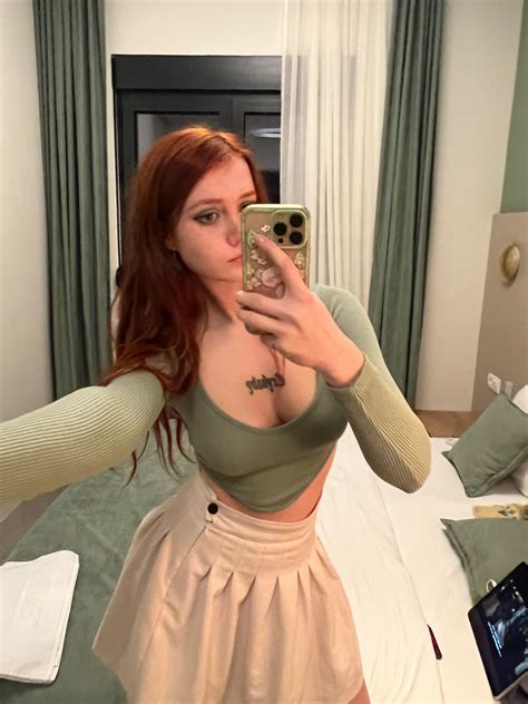 I love flashing my tiddies on the internet : r/CleavageAppreciated