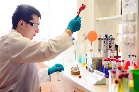 Práce v laboratoři - Katedra organické chemie