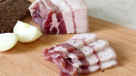 Вкусное соленое сало в рассоле - по-деревенски, с чесноком. Просто тает ...