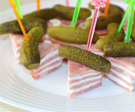 ЗАКУСКА С ВЕТЧИНОЙ, СЫРОМ И КОРНИШОНАМИ. Ингредиенты: ветчина - 200 г ...