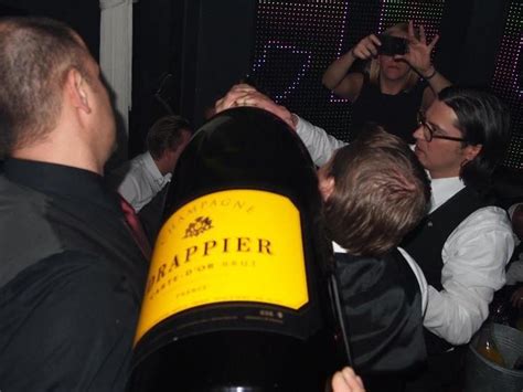 Harte Party in Lech: 30-Liter-Champagner-Flasche zum Geburtstag - VOL.AT