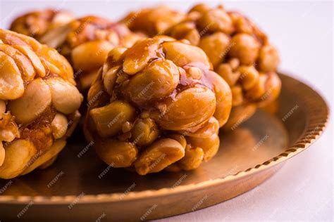 Здоровый и сладкий арахис или арахис и джаггери Laddoo, подаваемый в ...