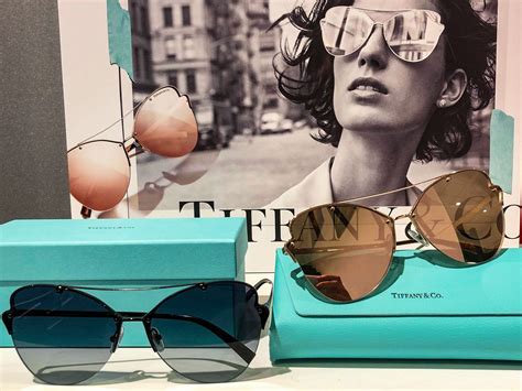 Occhiali da sole Tiffany nelle vetrine di Ottica foto Capisano - Torino