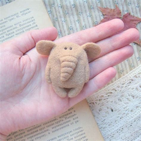 Слон-брошь | Felt brooch, Needle felting, Dinosaur stuffed animal