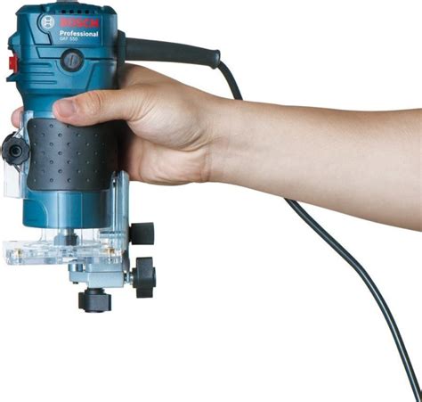 Ручной фрезер по дереву BOSCH GKF 550