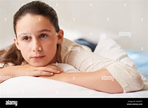 Ein Tag im Leben eines Teenagers. Ein Teenager-Mädchen, das auf ihrem Bett liegt und ...