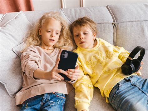 Дитина постійно "сидить" у смартфоні: що робити батькам — не відбирайте ...
