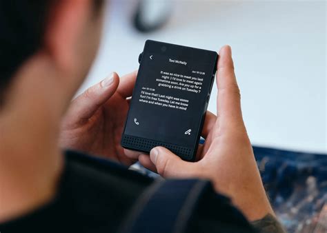 «Глупый» смартфон с черно-белым экраном оценили в $399