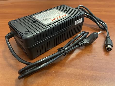 48V 3Ah akkumulátor töltő elektromos járművekhez, kör csatla