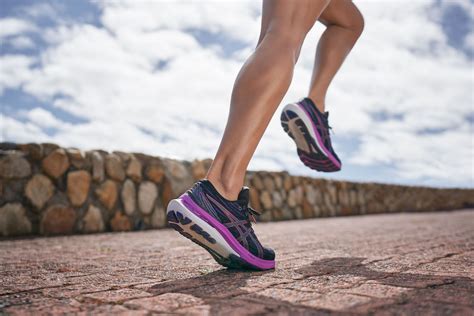 Der ASICS Gel Kayano verwöhnt dich mit wolkenähnlichem Laufkomfort.