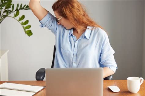 Как избавиться от запаха пота подмышками. Потливость подмышек, гипергидроз