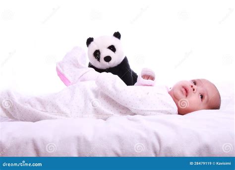 Малый младенец играя с мягкой игрушкой Стоковое Изображение ...