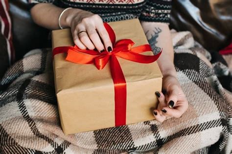 Как сделать идеальный подарок для жены: рекомендации и советы по выбору