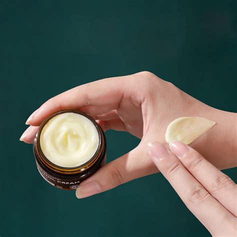 Крем для лица с ретинолом Vibrant Glamour Retinol Cream | AZI