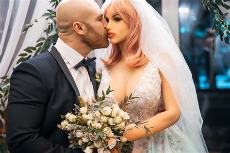 Lenta.Ru - Казахстанский бодибилдер женился на секс-кукле....