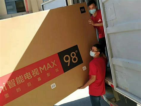Гигантский телевизор Redmi Max 98 доставляют автомобильным краном ...