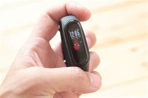 Smart Xiaomi Mi Band 4 mempunyai paparan skrin AMOLED berwarna