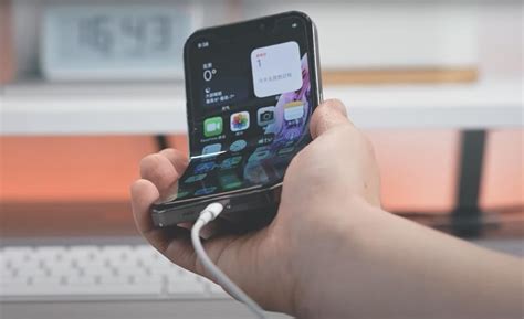 Ентузіаст створив перший у світі гнучкий iPhone та показав його у ділі ...