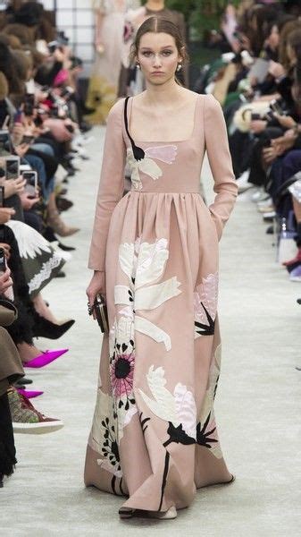 Valentino Fall 2018 | Ready-to-Wear | Fashion dresses, Nice dresses ...