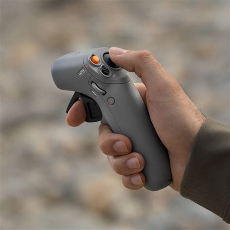 DJI RC Motion 2 : le pilotage intuitif à une main