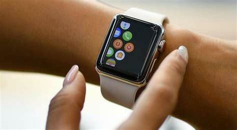 Часы apple watch на руке у девушки - 97 фото