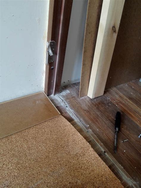Можно ли класть две подложки под ламинат и 2 слоя: скотч для склеивания ...