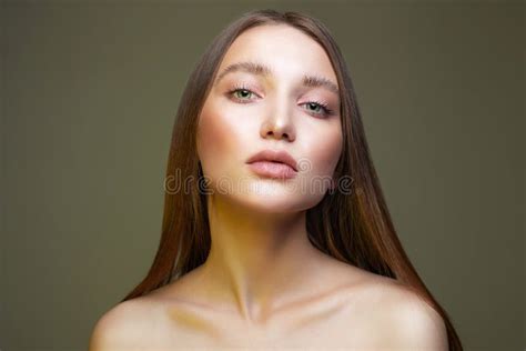 M?dchen Mit Rosa Lidschatten Sch?ne Frau Mit Verfassung Stockfoto ...